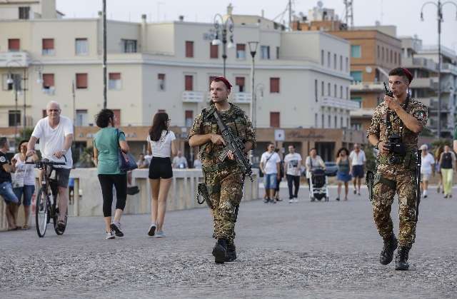 A Napoli rafforzate le misure di sicurezza dopo i fatti di Barcellona A Napoli rafforzate le misure di sicurezza dopo i fatti di Barcellona