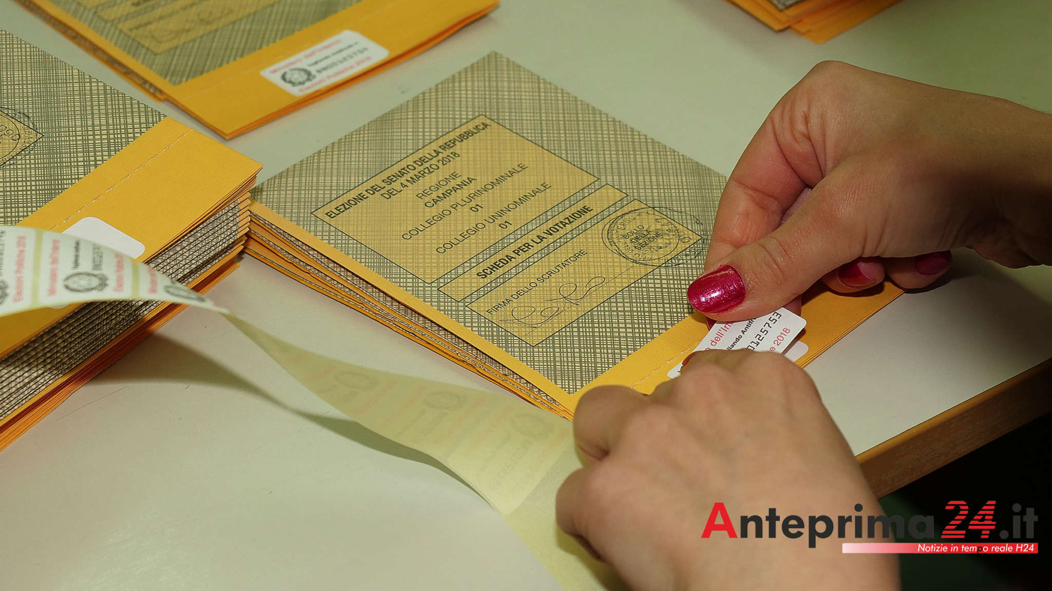 Lunghe file ai seggi elettorali di Napoli: un fattore rallenta le ... Lunghe file ai seggi elettorali di Napoli: un fattore rallenta le ...