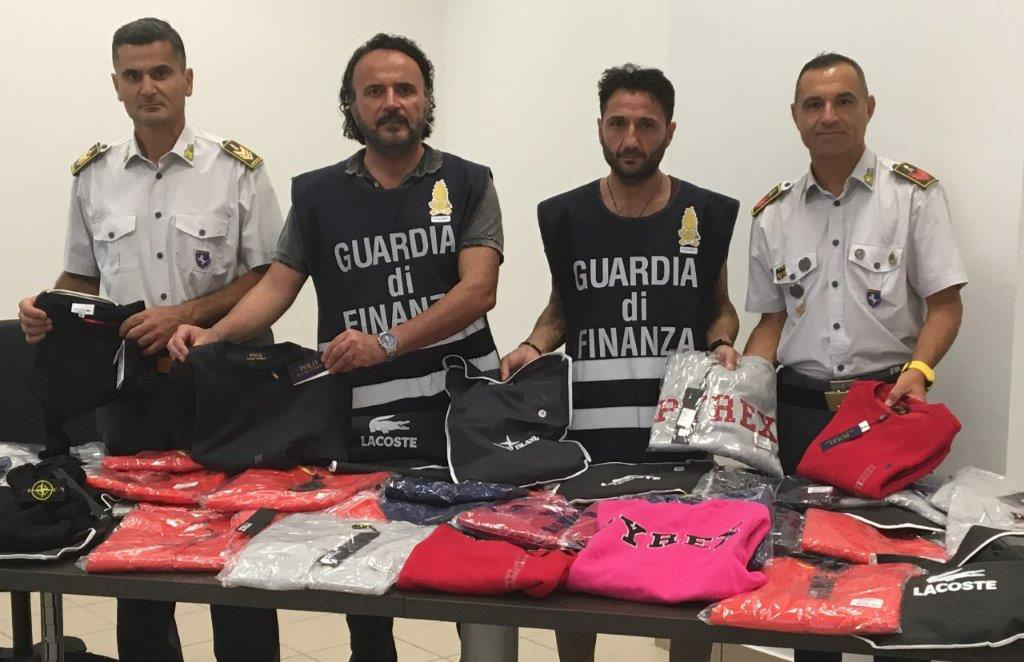 Capi Dabbigliamento Contraffatti Maxi Sequestro In Provincia Di Napoli