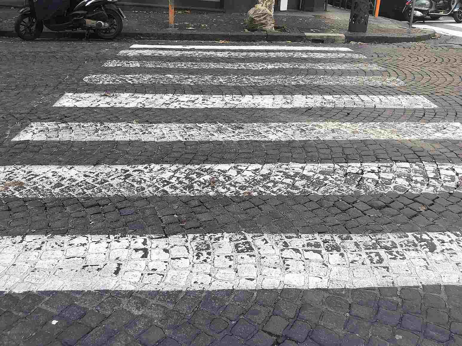 Vomero, strisce pedonali già usurate o "lavate" dalla pioggia