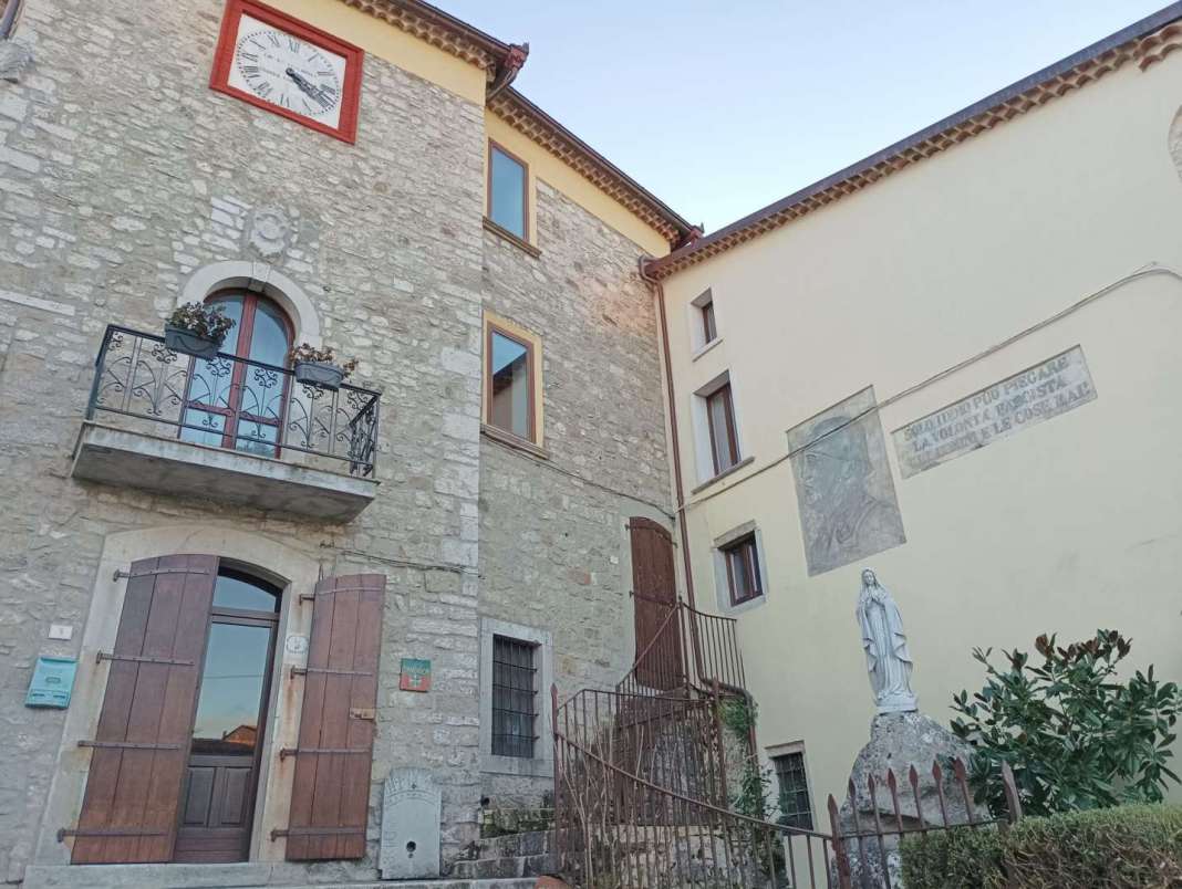 Al di sopra della Madonna e al posto dei numeri civici: a Castelpagano ...