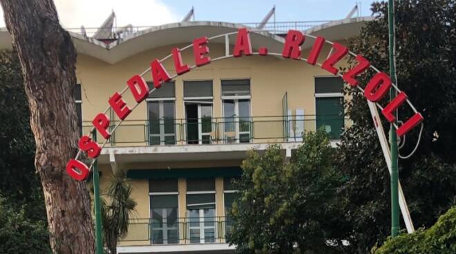 Crollo di un controsoffitto e dell'impianto di climatizzazione all ... Crollo di un controsoffitto e dell'impianto di climatizzazione all ...
